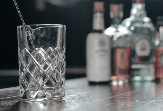 How To Stir A Cocktail? The Proper Way To Stir Cocktails, Tips And Tri ...